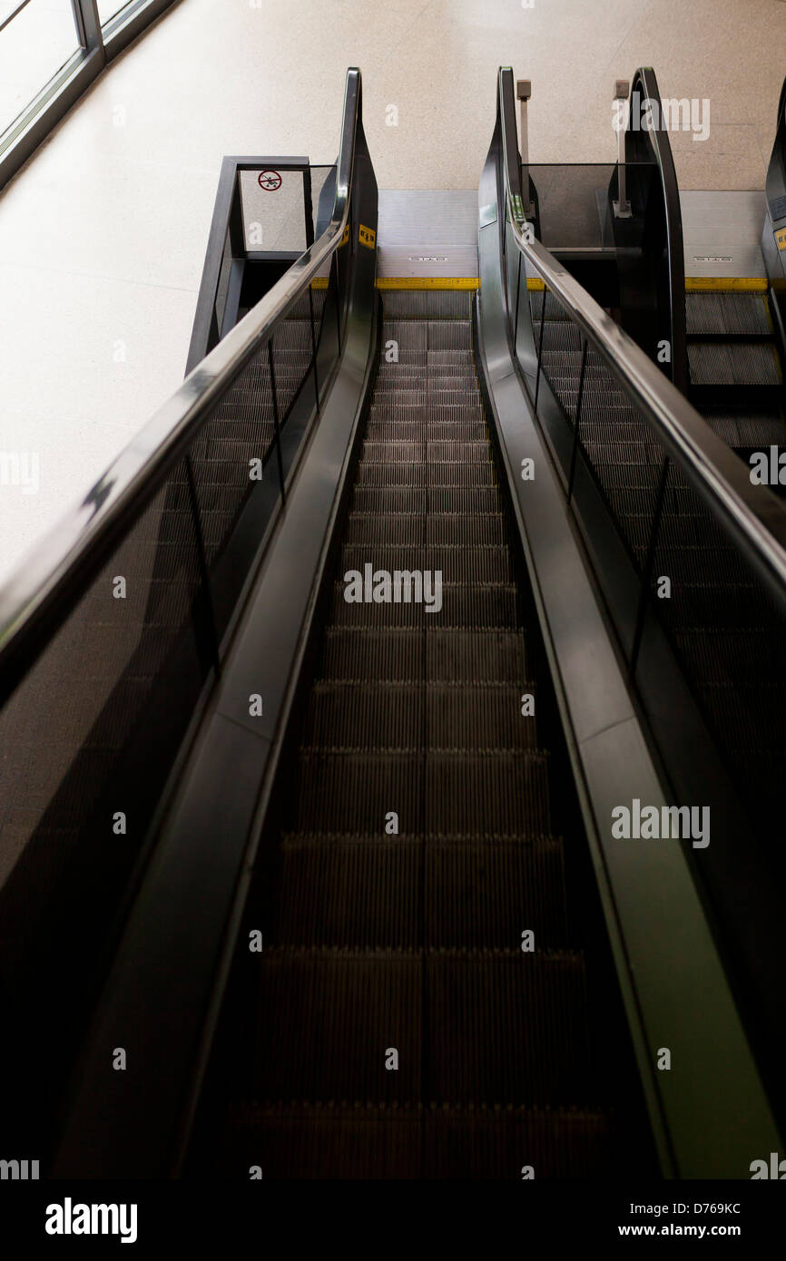Rolltreppe hinunter -Fotos und -Bildmaterial in hoher Auflösung – Alamy