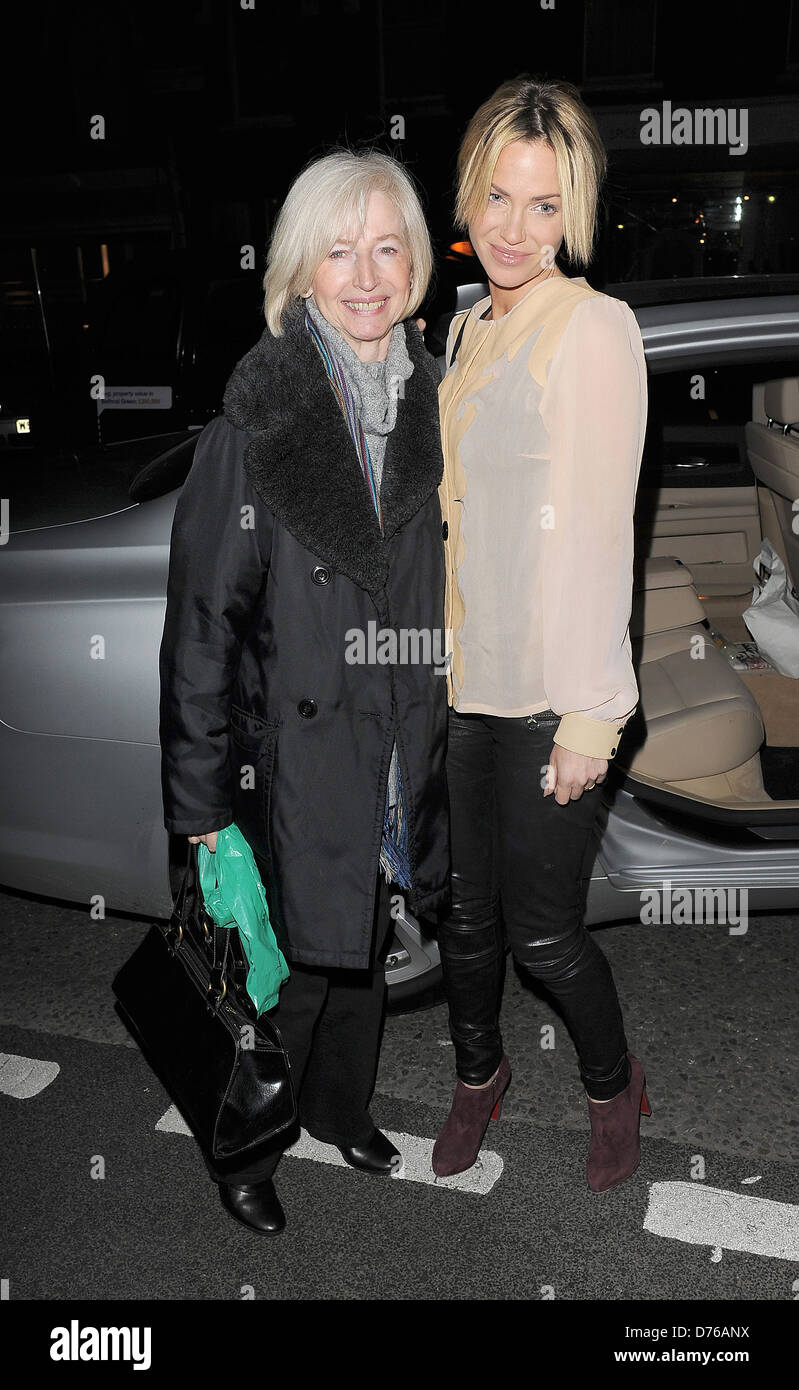 Sarah Harding nimmt ihre Mutter Marie Hardman für eine late-Night ...