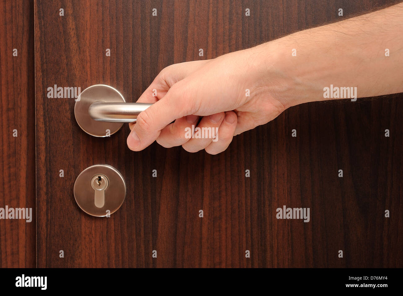 Hand an einem türgriff -Fotos und -Bildmaterial in hoher Auflösung – Alamy