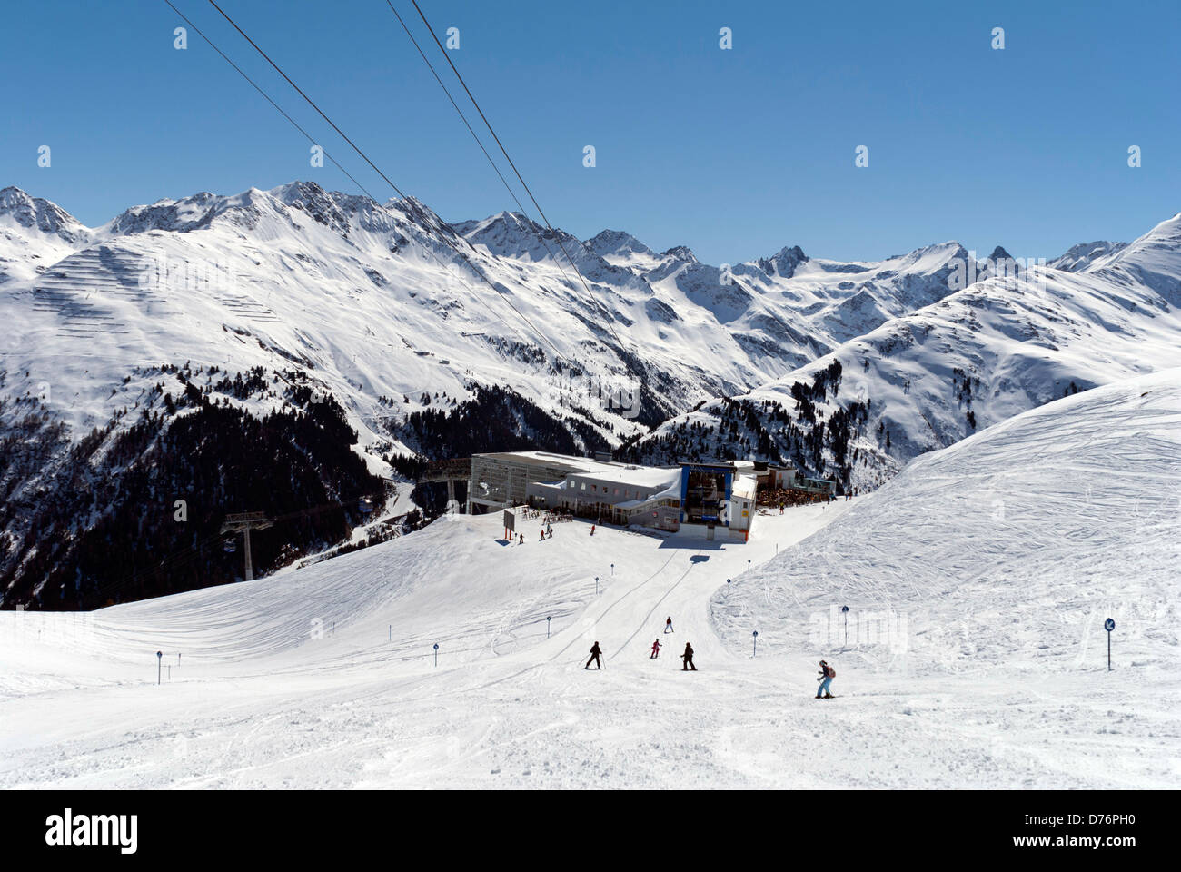 Piste oberhalb der Bergstation die Galzig-Seilbahn und dem unteren Rand ...