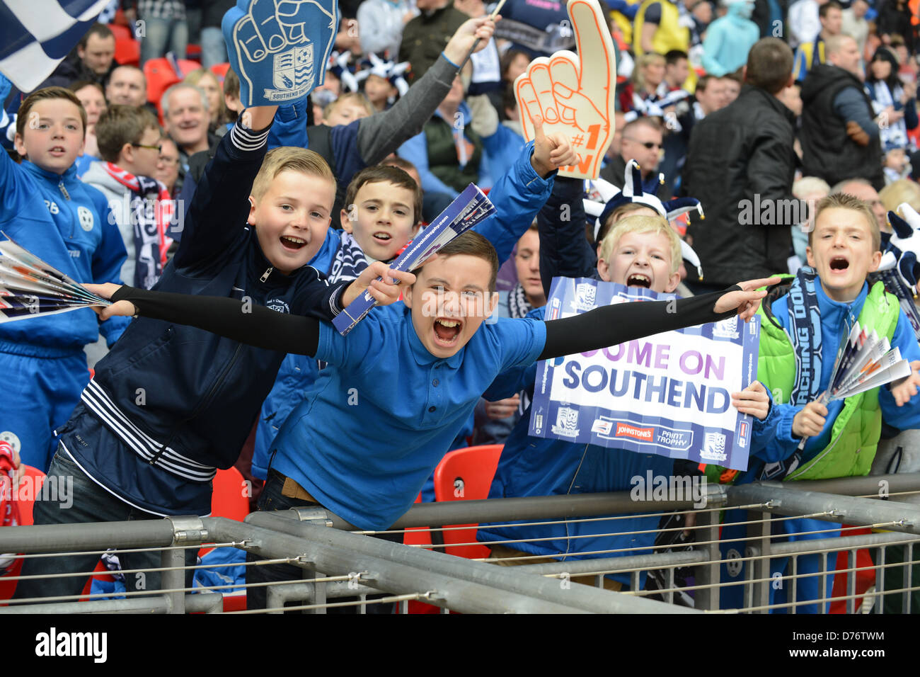 Fußballfans glücklich -Fotos und -Bildmaterial in hoher Auflösung – Alamy