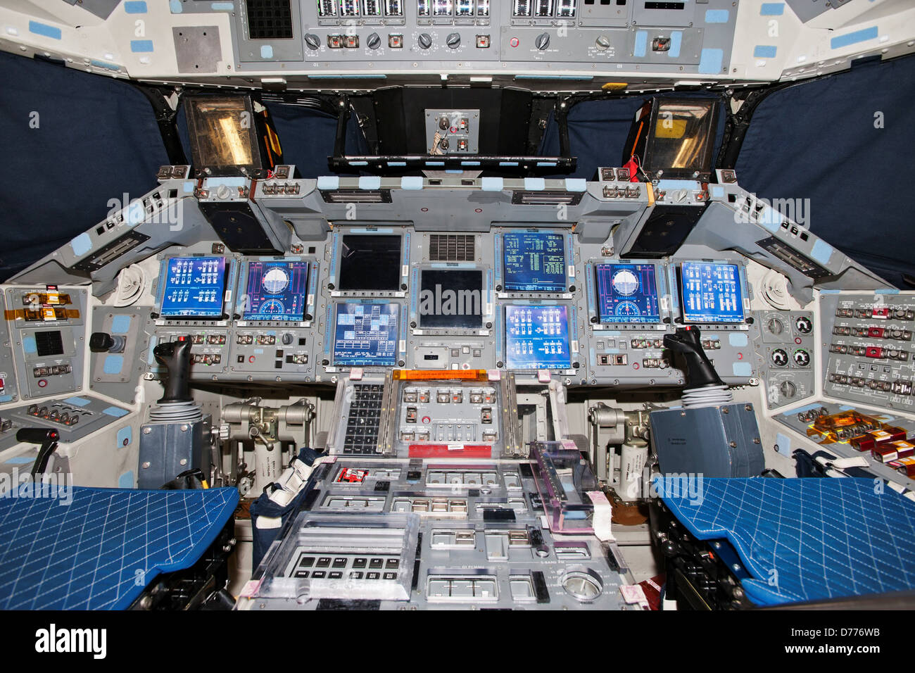 Flight deck cockpit space shuttle -Fotos und -Bildmaterial in hoher ...