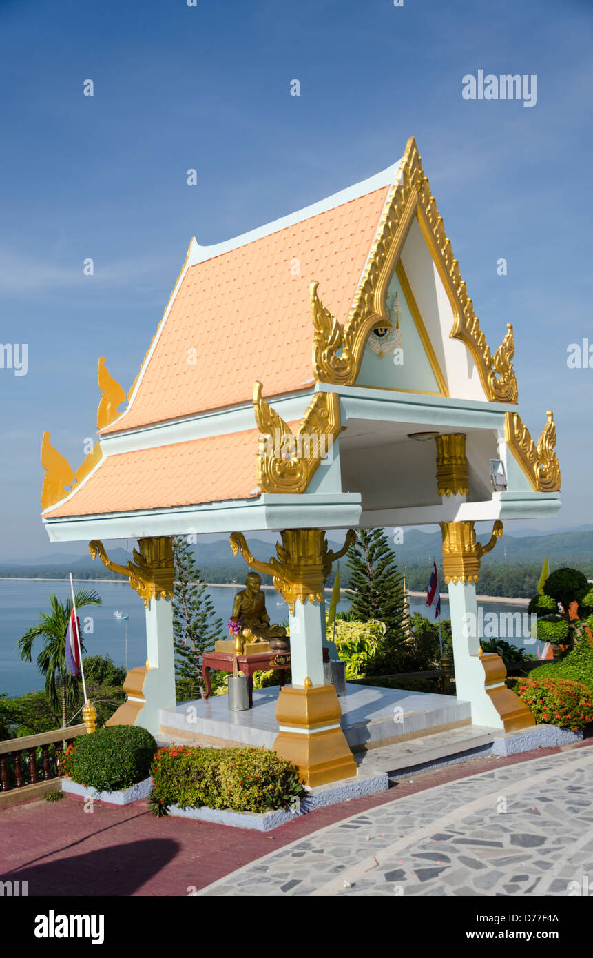 Buddhistischen Altar im Wat Tang Sai auf Khao Tong Chai Berg mit ...