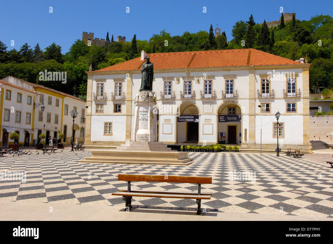 Rathaus im Praça da República und Templer Burg Christi im Hintergrund ...
