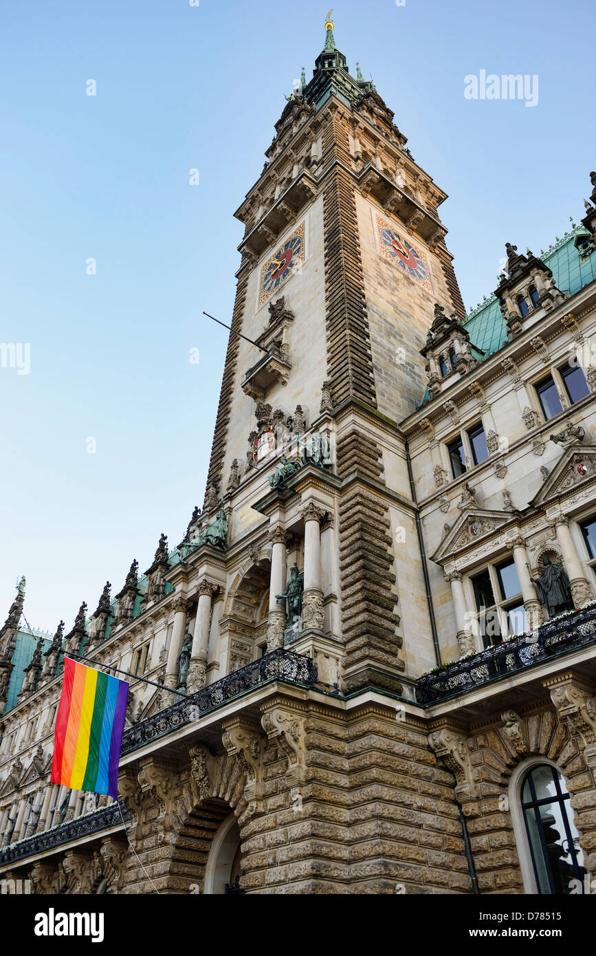 Hamburger Rathaus mit Regenbogenfahne zum Christopher Street Day ...