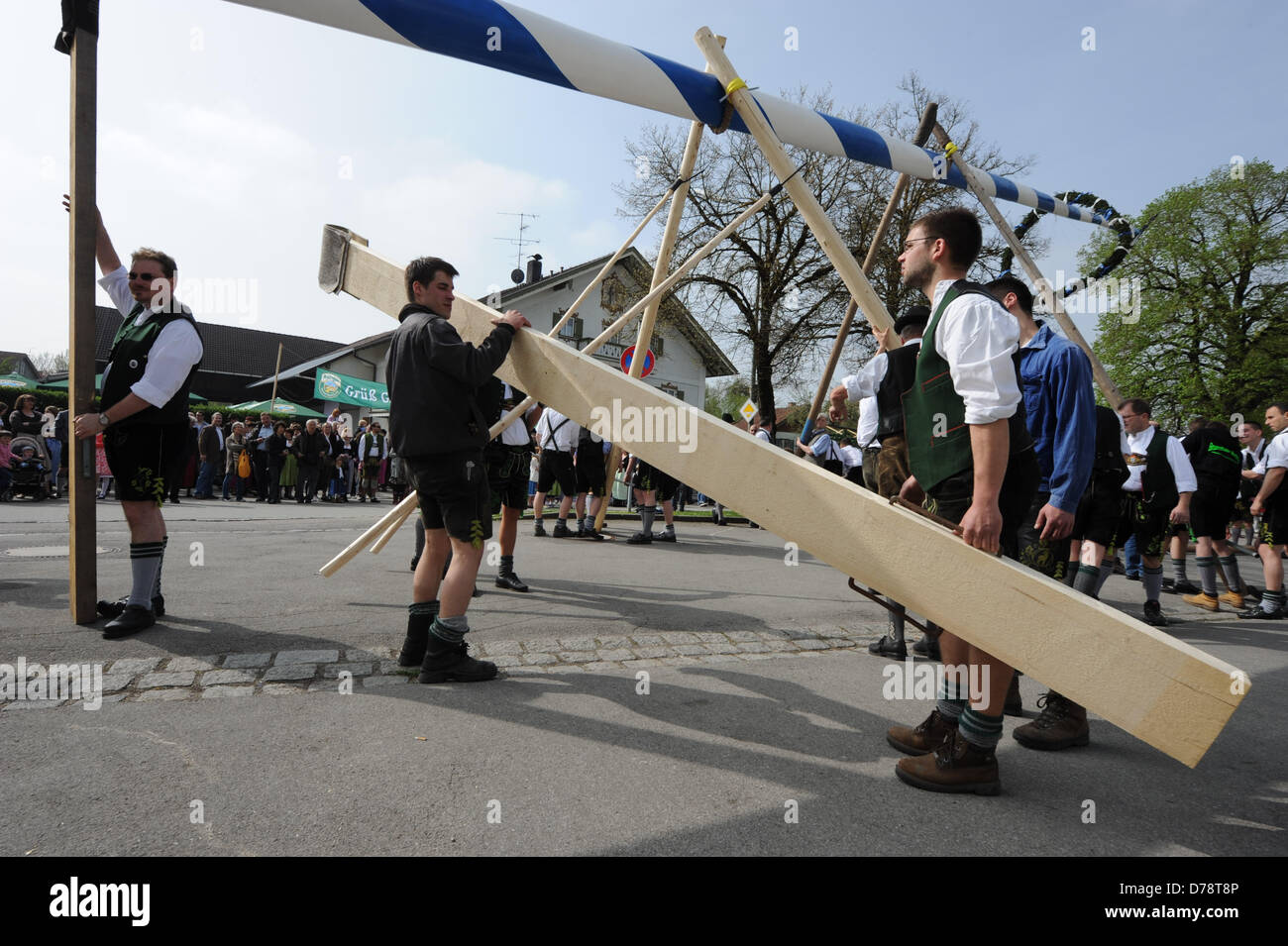 Mitglieder des Burschenverein Brunnthal (männliche Dorf Jugendverband ...