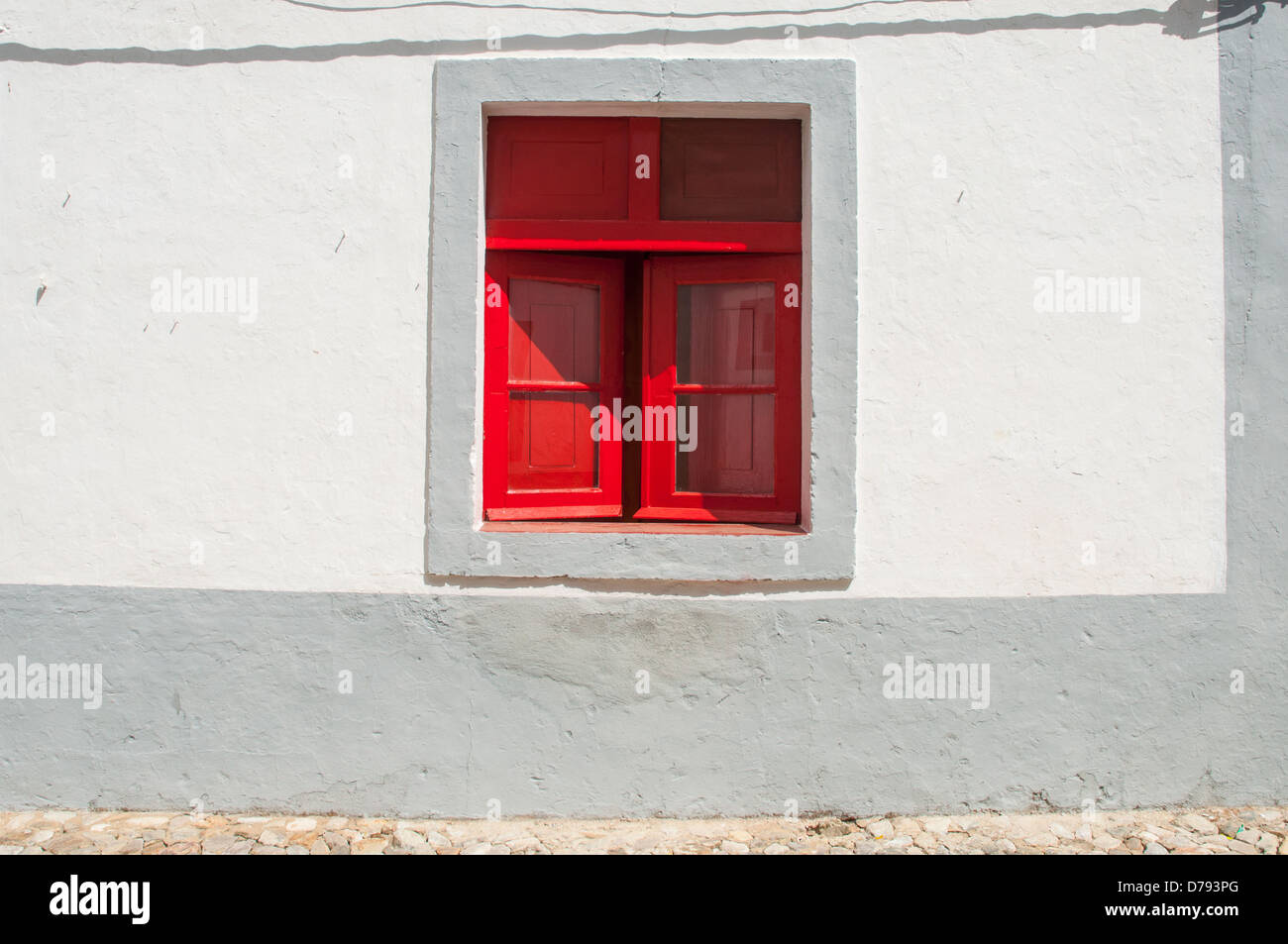 Red painted shutters -Fotos und -Bildmaterial in hoher Auflösung – Alamy