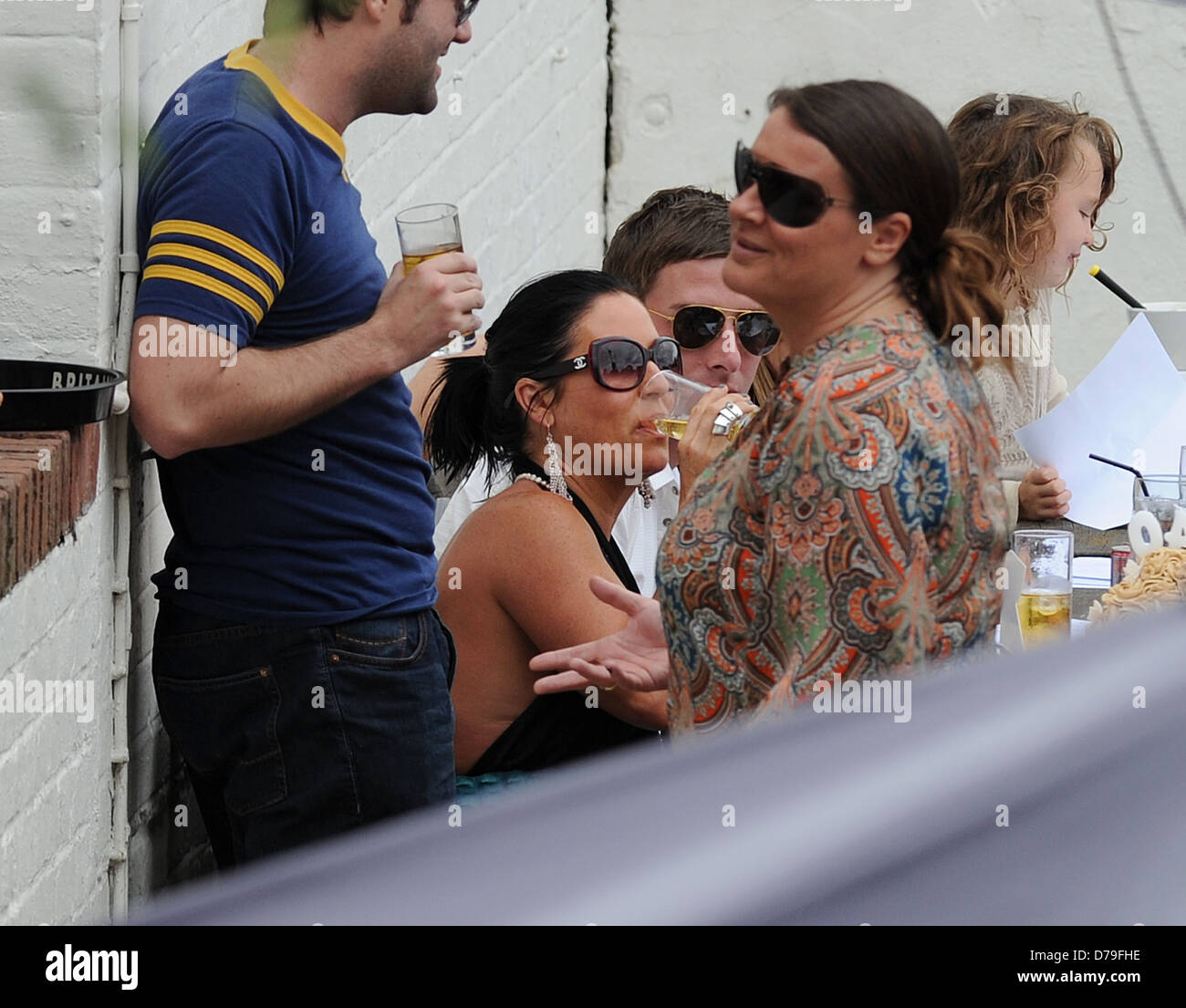 Jessie Wallace feiert ihren 40. Geburtstag mit Freunden im Ye Olde Swan ...