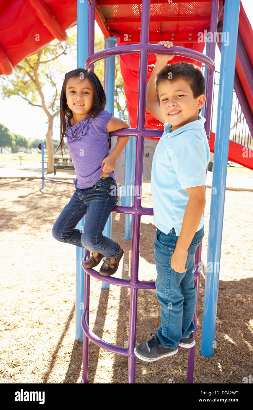 Jungen Und Mädchen Auf Dem Klettergerüst Im Park Stockfotografie Alamy