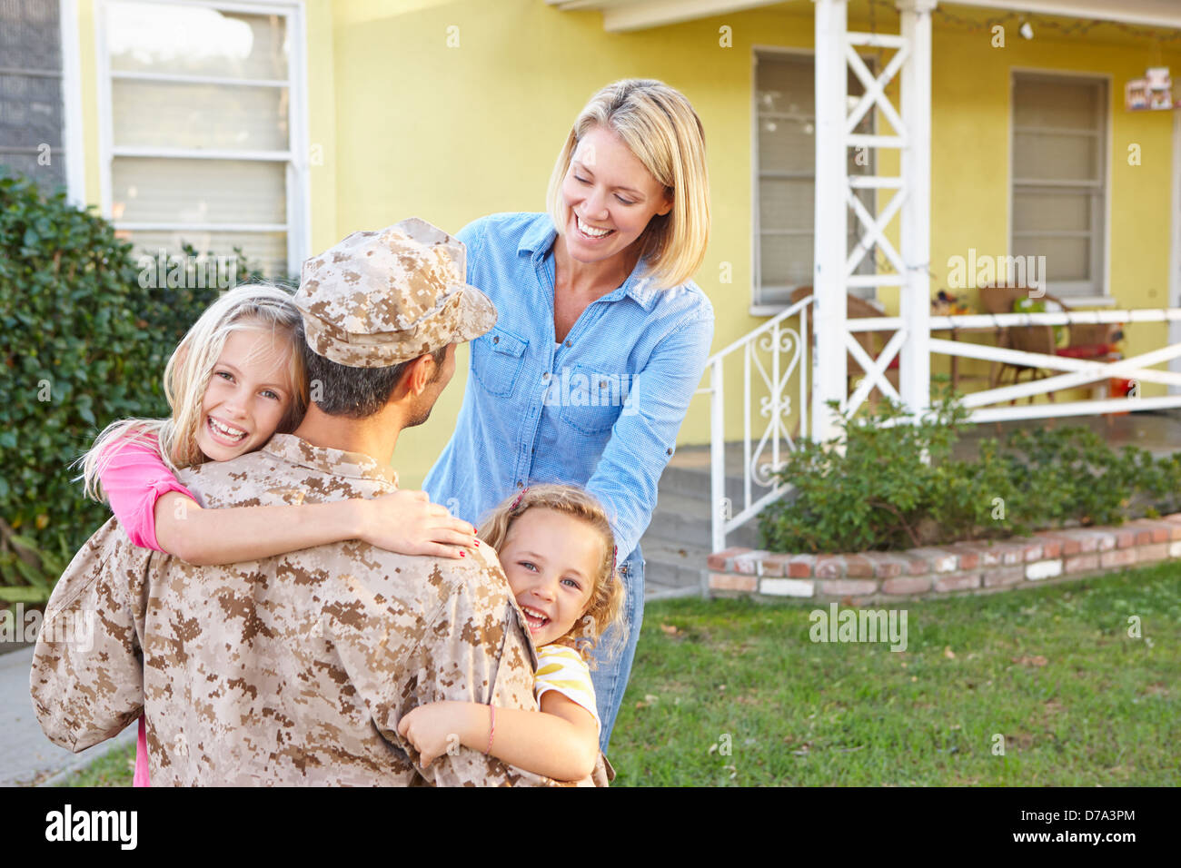 Familie Mann Zuhause Armee beurlaubt begrüßen Stockfotografie - Alamy