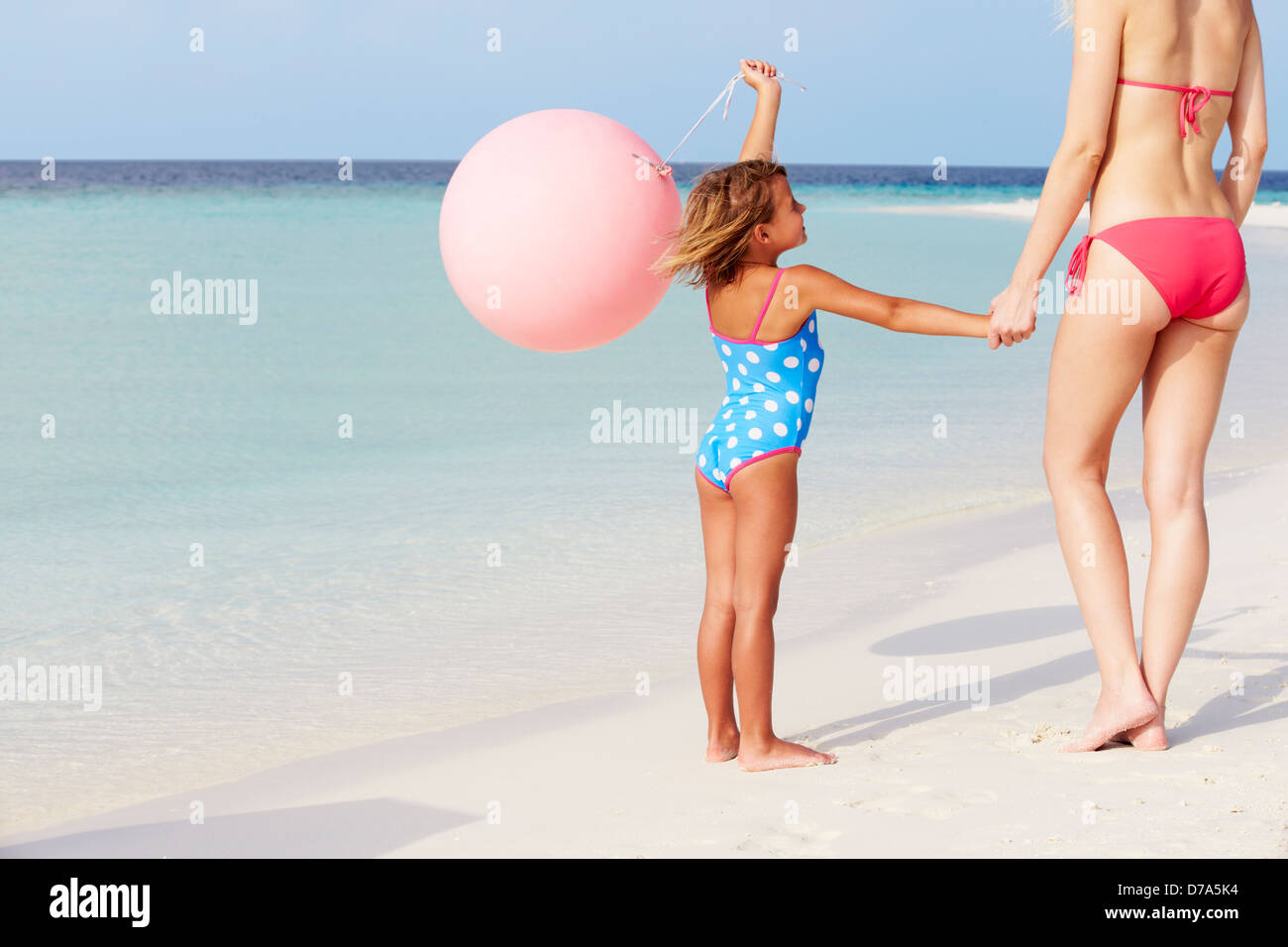 Mutter tochter bikini -Fotos und -Bildmaterial in hoher Auflösung – Alamy