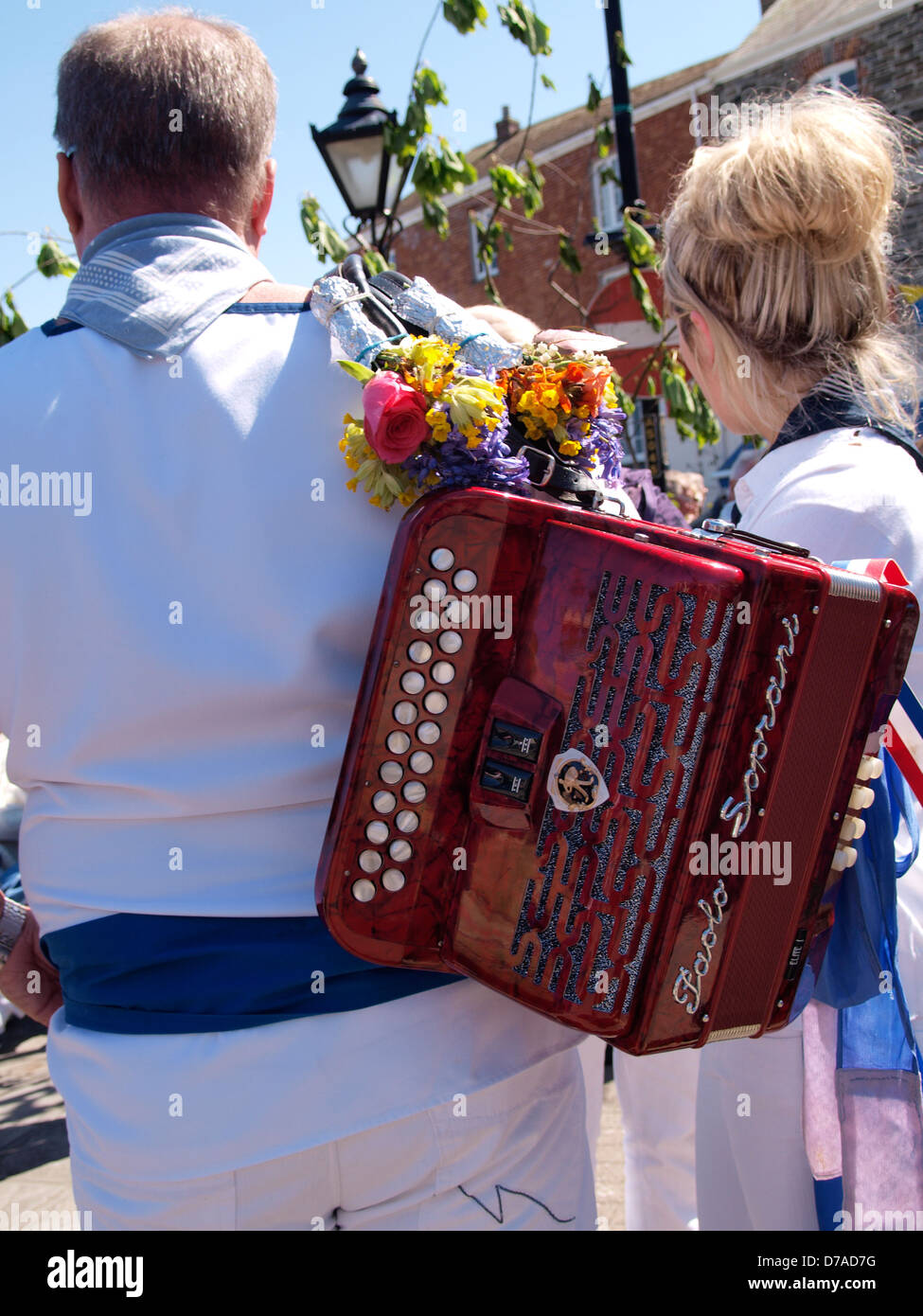 Man carrying musical instrument -Fotos und -Bildmaterial in hoher ...