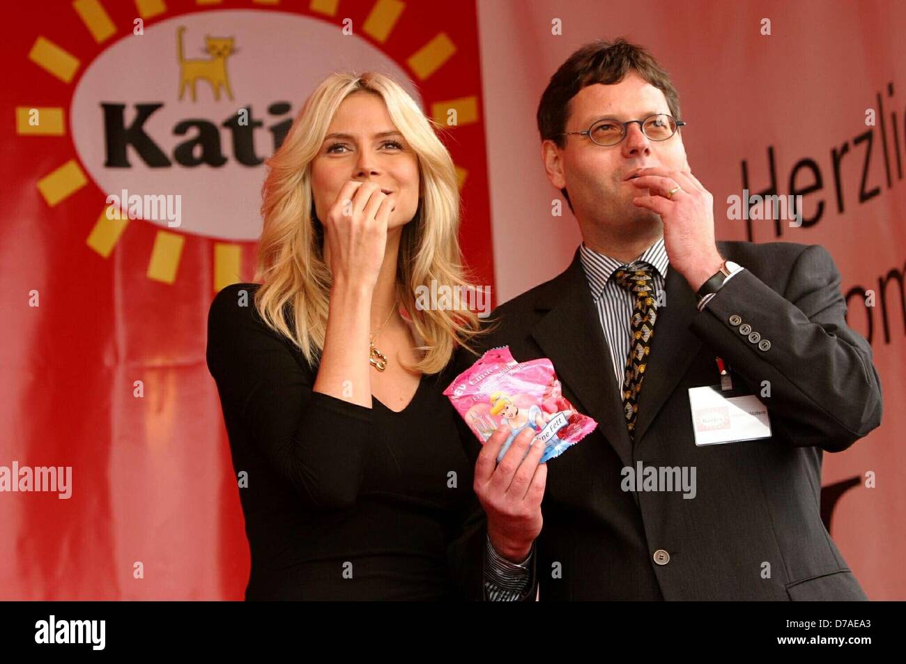 Topmodel Heidi Klum und Leiter der Katjes marketing Heiner Wolters bei ...