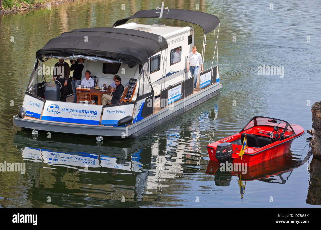 Ein Wohnwagen ist auf einem speziellen Katamaran für Skipper Camping in ...