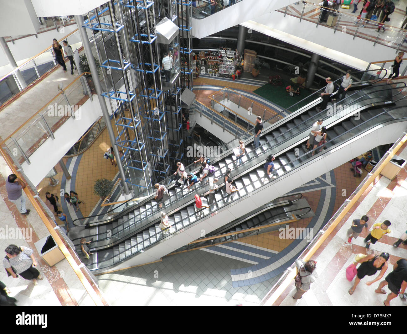 Azrieli einkaufszentrum -Fotos und -Bildmaterial in hoher Auflösung – Alamy