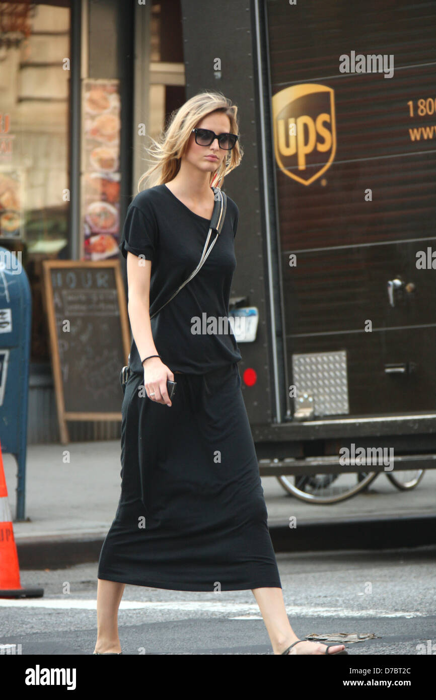 Supermodel Bridget Hall ist unterwegs in New York City New York City ...