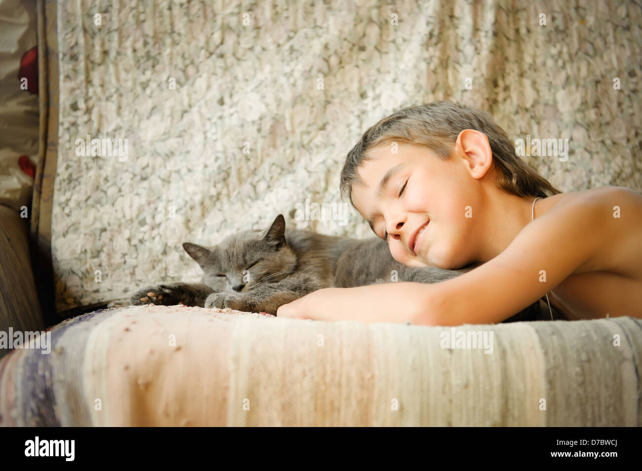 Der junge mit der katze -Fotos und -Bildmaterial in hoher Auflösung – Alamy