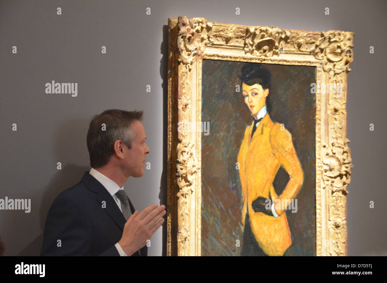 Simon Shaw, Vizepräsident des Auktionshauses Sotheby's, steht neben dem ...