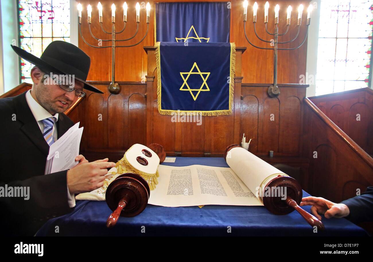 Rabbiner der jüdischen Gemeinde Halle, Alexander Kahanovsky, sieht die ...