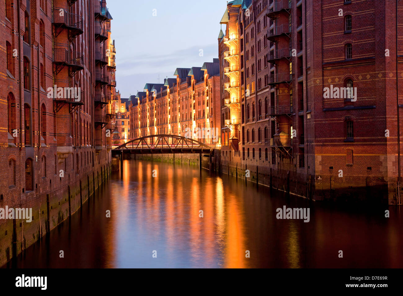 Beleuchtete lager und kanal in der historischen speicherstadt -Fotos ...