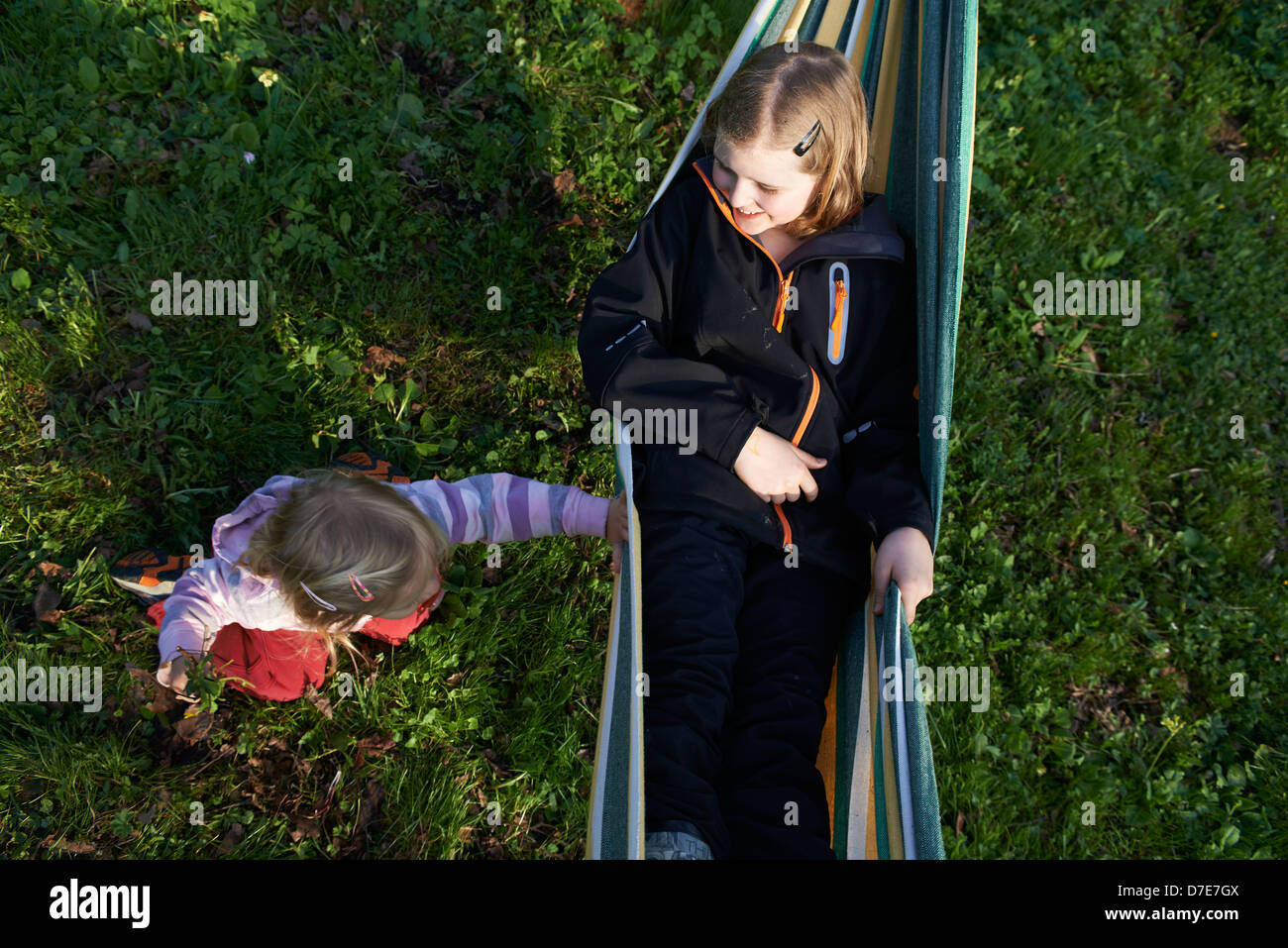 Kinder in ruhe -Fotos und -Bildmaterial in hoher Auflösung – Alamy