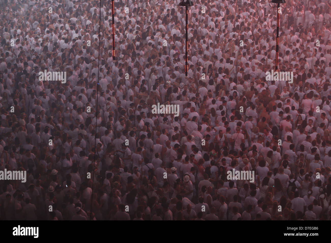 Menschenmenge party -Fotos und -Bildmaterial in hoher Auflösung – Alamy