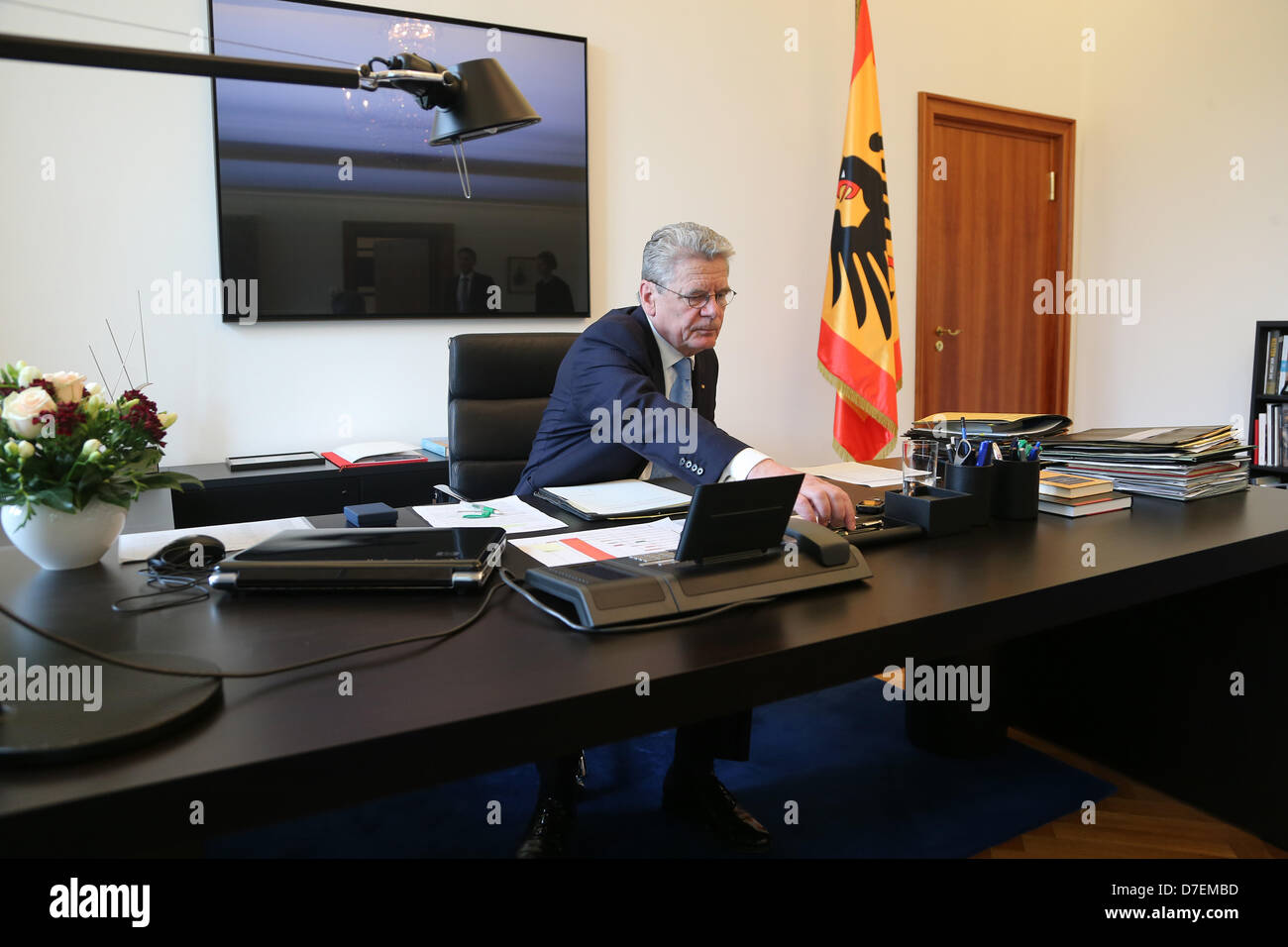 German president joachim gauck sits -Fotos und -Bildmaterial in hoher ...
