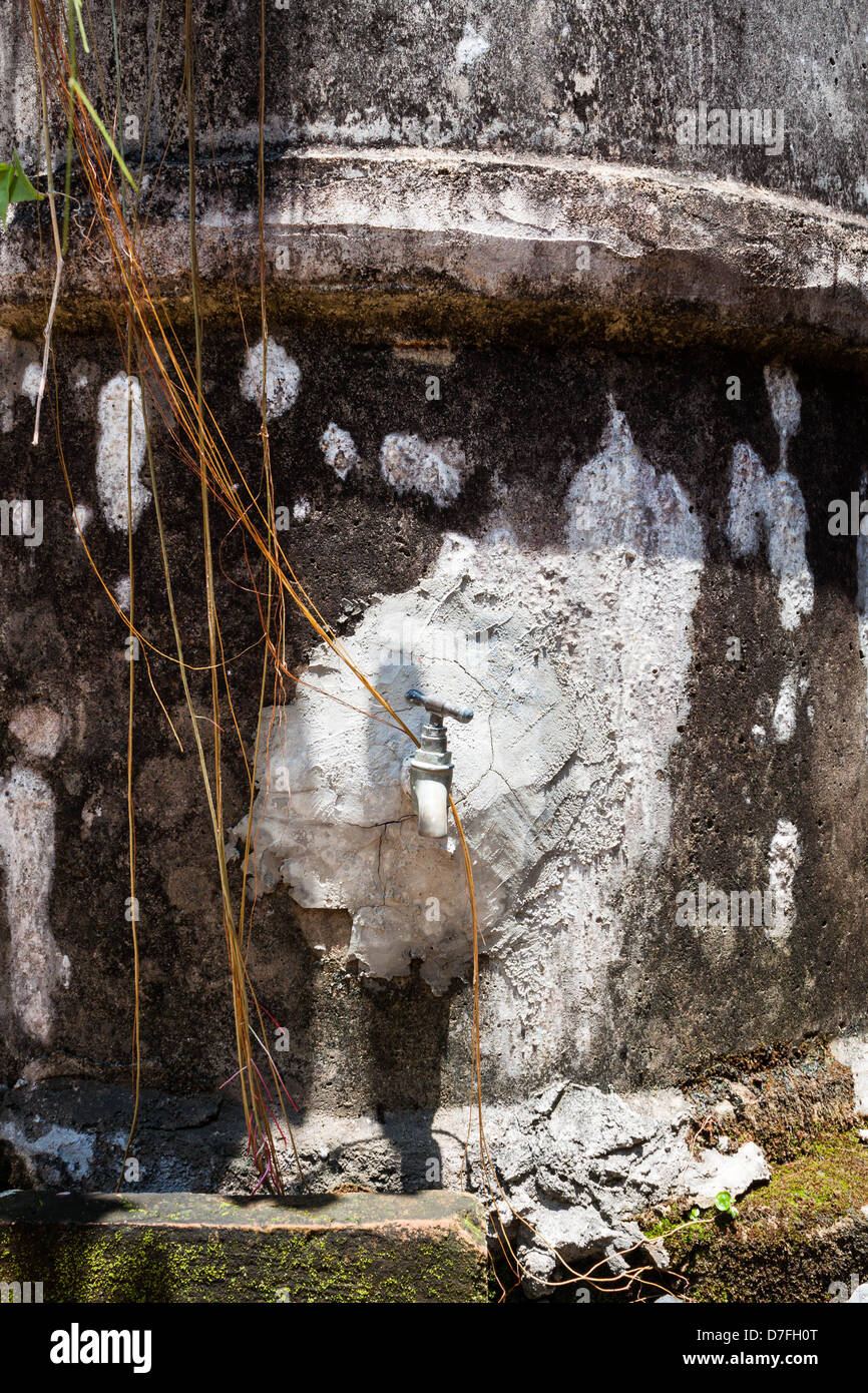 Schwarzer und grauer wassertank -Fotos und -Bildmaterial in hoher ...