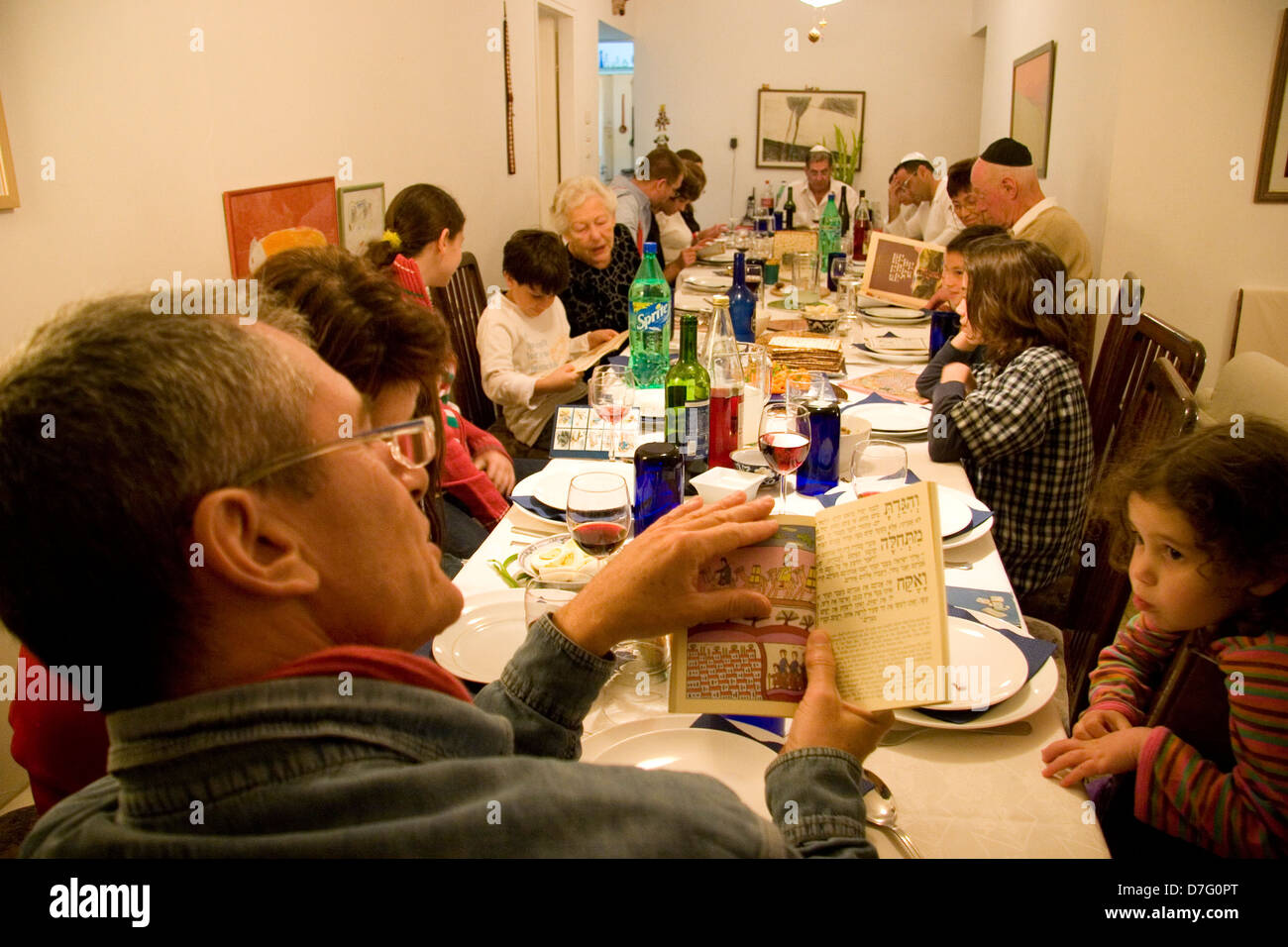 Familie essen judentum -Fotos und -Bildmaterial in hoher Auflösung – Alamy