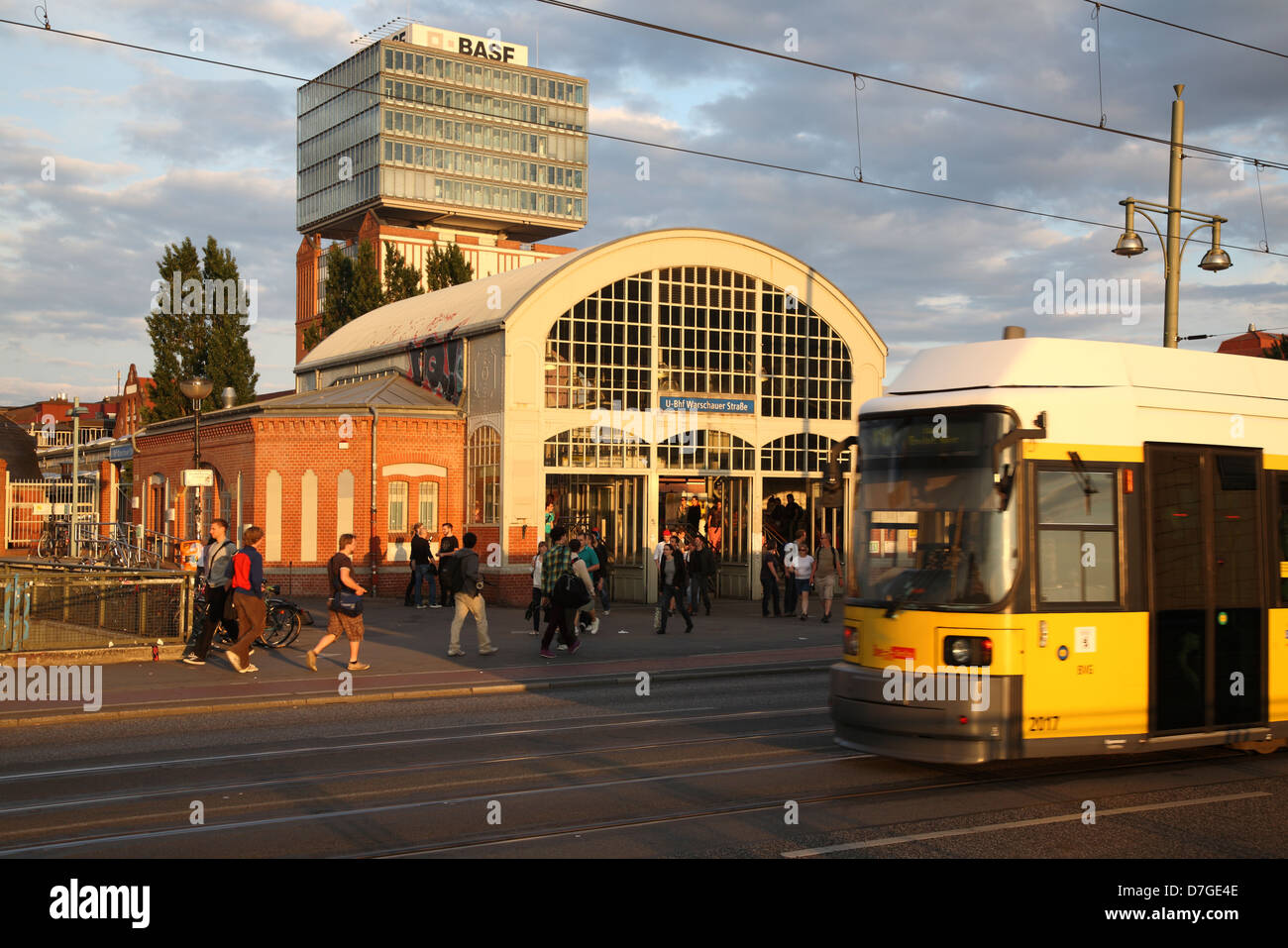 Berlin-Friedrichshain-Kreuzberg-Warschauer Straße u-Bahn Station ...