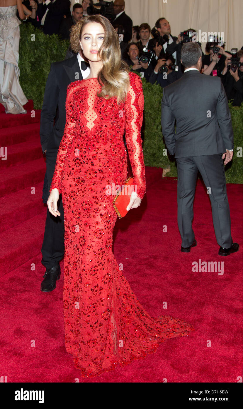 Amber Heard kommt bei der Costume Institute Gala für die "Punk: Chaos ...