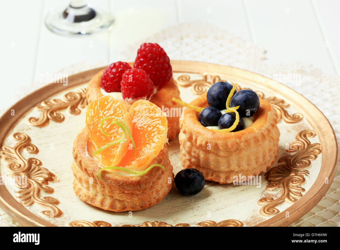 Pudding gefüllten Blätterteig Fällen mit frischen Früchten garniert ...