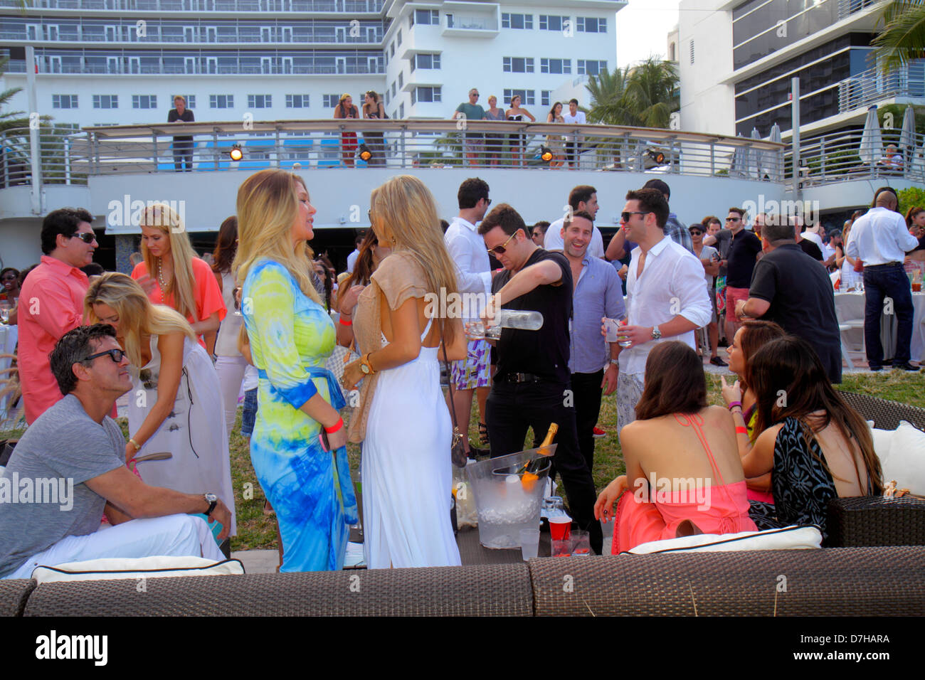 Party at ritz carlton hotel -Fotos und -Bildmaterial in hoher Auflösung ...