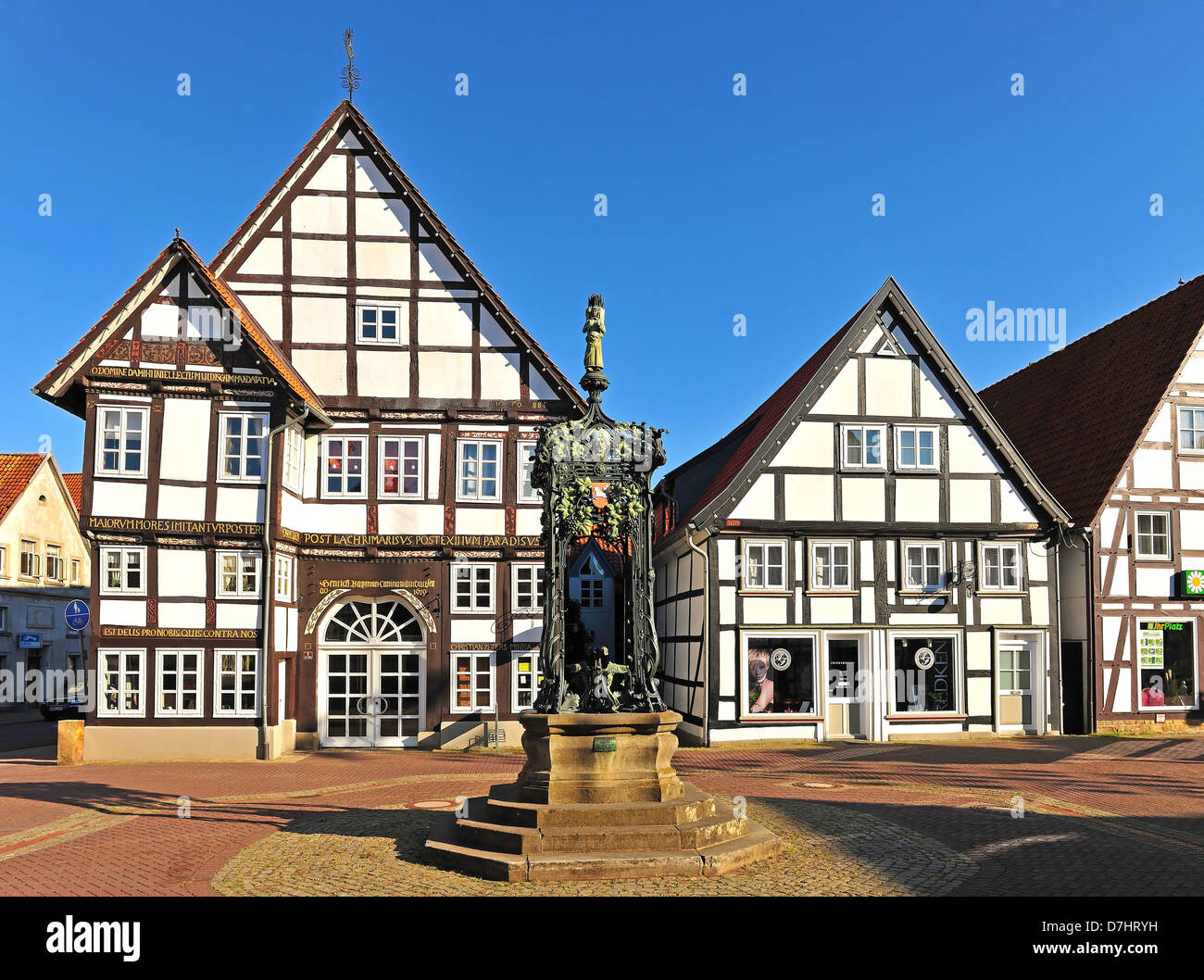 Altes petershaus mit marienbrunnen in spring am deister -Fotos und ...