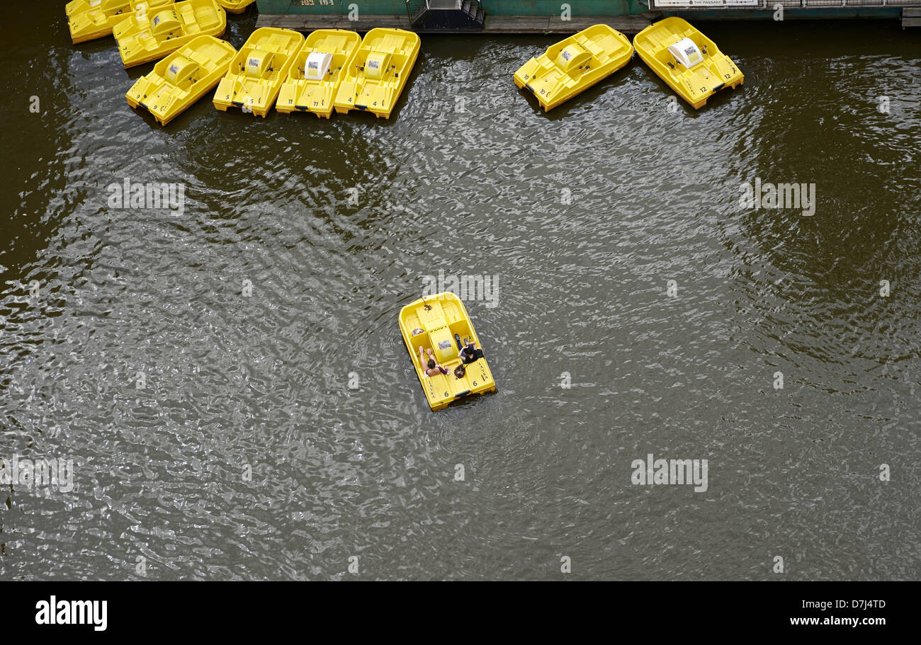 Tretboot am fluss -Fotos und -Bildmaterial in hoher Auflösung – Alamy