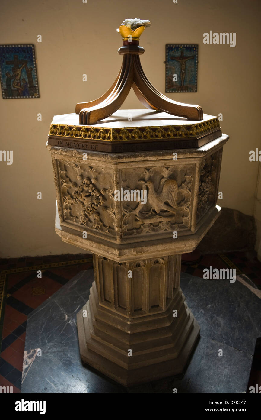 Geschnitzte Steinernes Taufbecken In St Olave Kirche Im Zentrum Der geschnitzte-steinernes-taufbecken-in-st-olave-kirche-im-zentrum-der