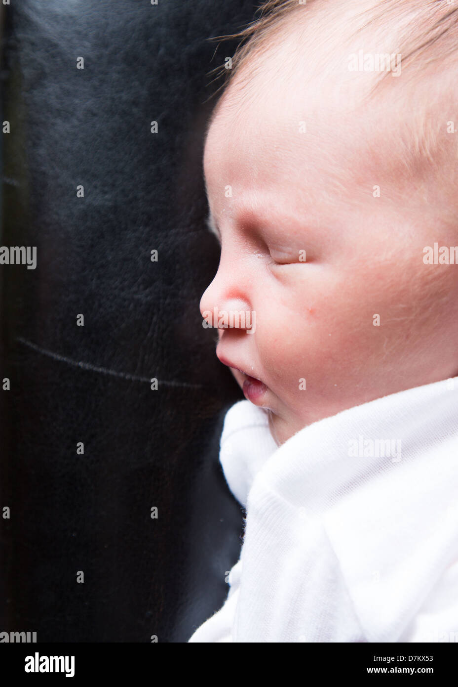 Baby boy looking left -Fotos und -Bildmaterial in hoher Auflösung – Alamy