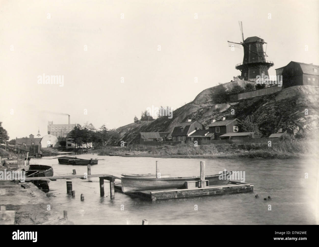 Dieses Foto, aufgenommen von Carl Curman, zeigt Windmühlen in Stockholm ...
