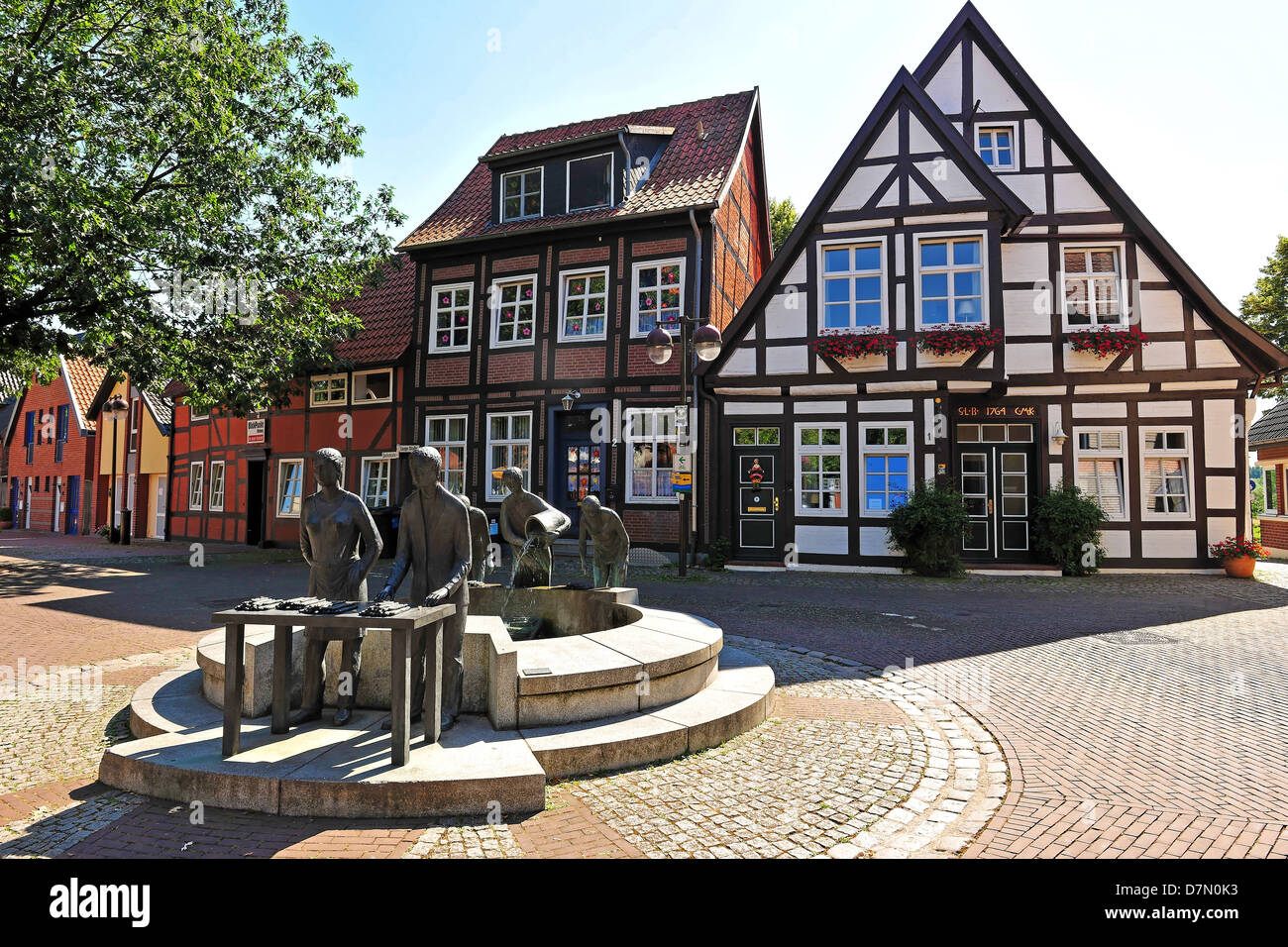 Der Spargel-Brunnen in Nienburg an der Weser in der Fußgängerzone ...