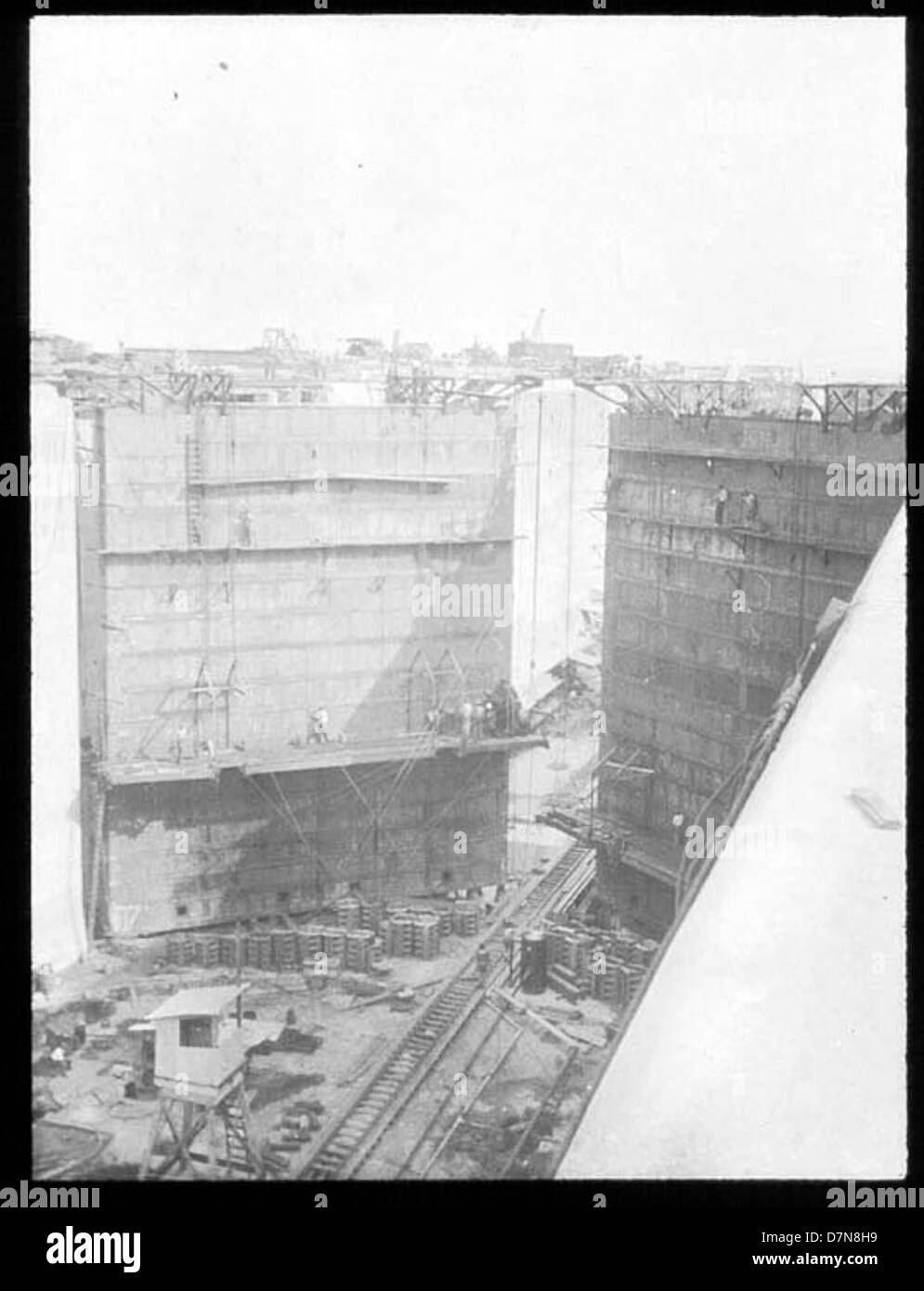 Dieses Foto aus dem Jahr 1911-1912 zeigt ein massives Schleusentor des ...