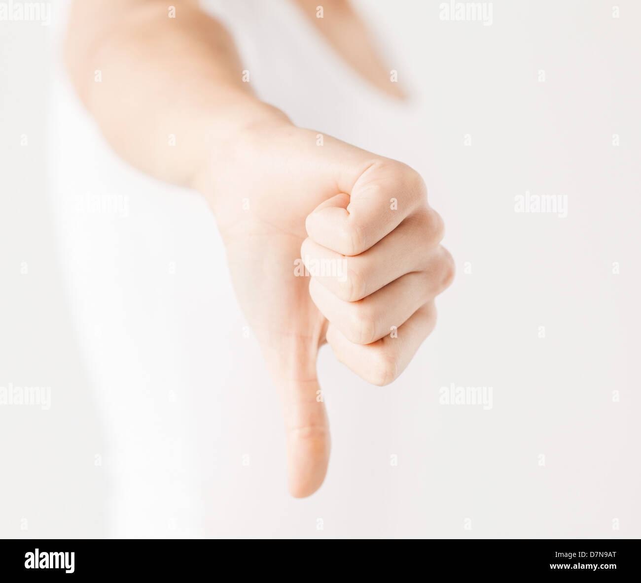 Daumen hoch und daumen runter -Fotos und -Bildmaterial in hoher ...