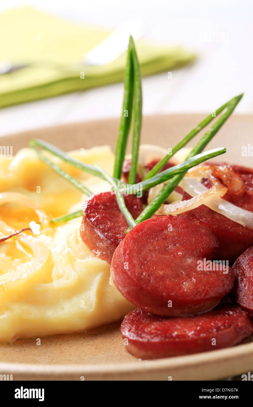 Kartoffelpüree und Scheiben Pfanne gebratene Wurst Stockfotografie - Alamy