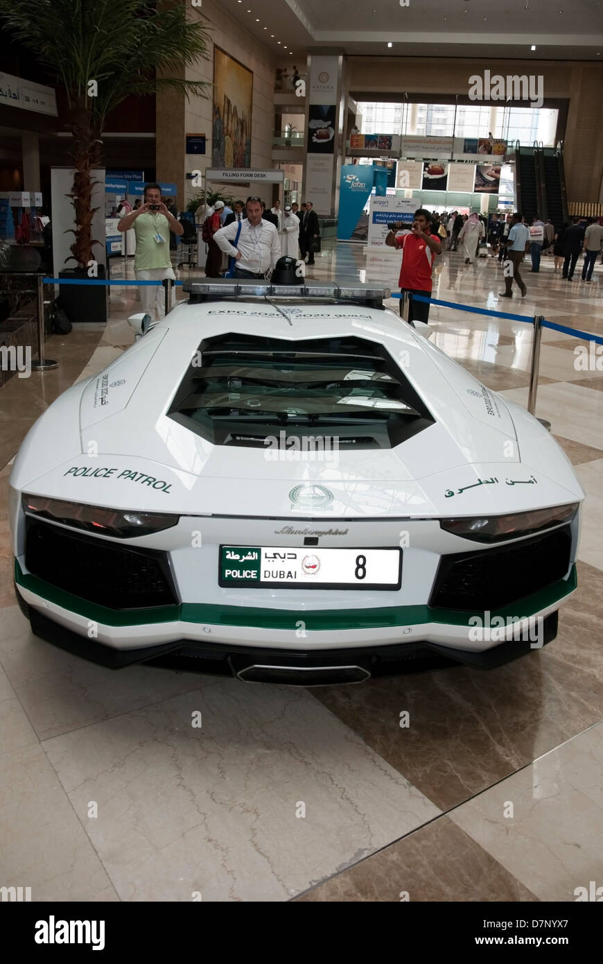 Dubai Polizei Lamborghini Aventador LP700-4 Coupe Streifenwagen ...
