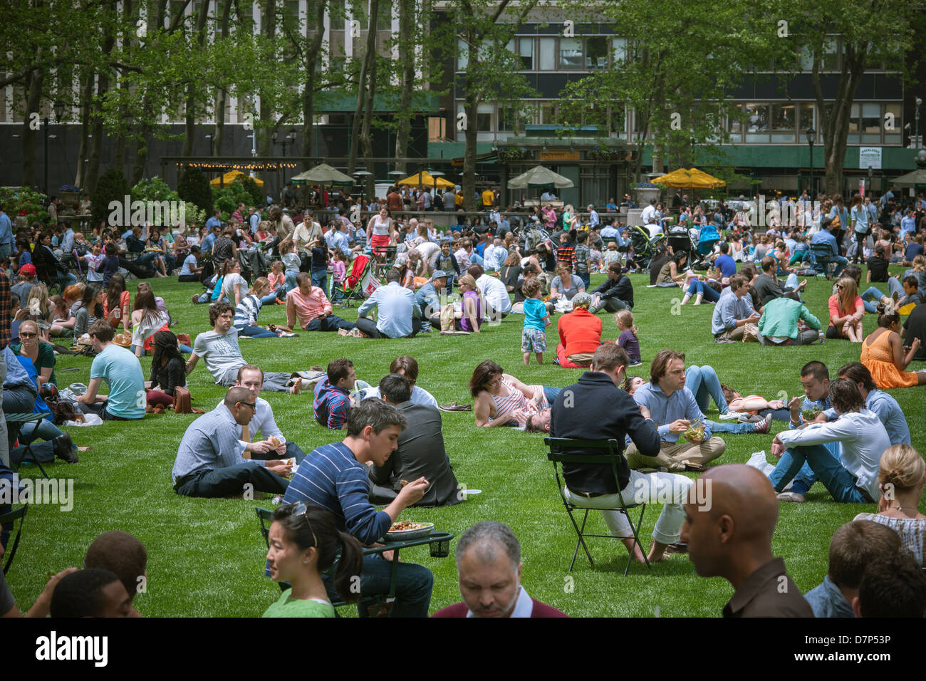 Besucher zum Bryant Park in New York City pack den Rasen am Tag seiner ...