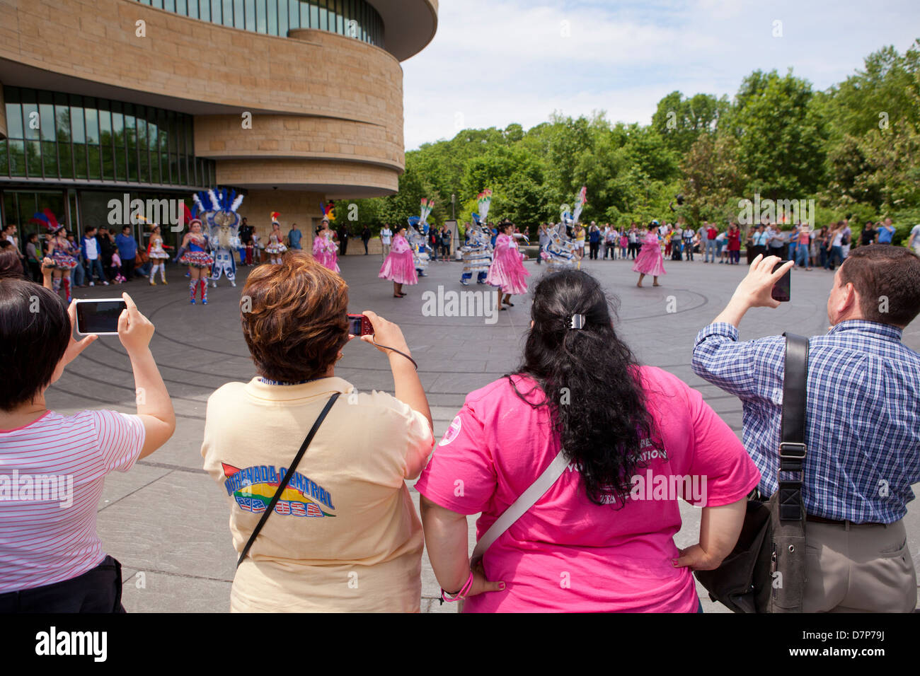 Lateinamerikanischer traditioneller tanz -Fotos und -Bildmaterial in ...