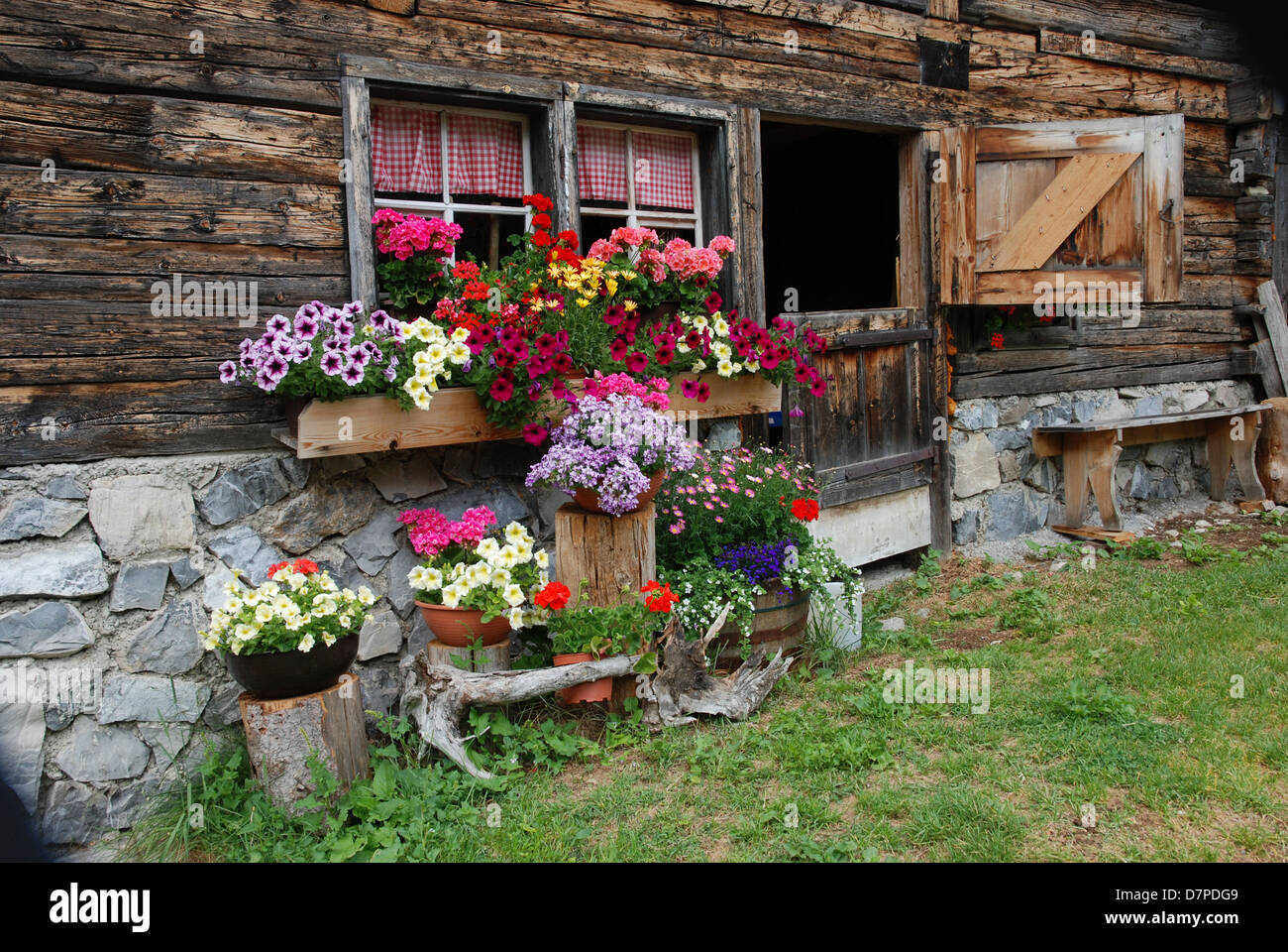 Geschmückten Bauernhof auf der Bockbachalm in Lech mit Blumen ...