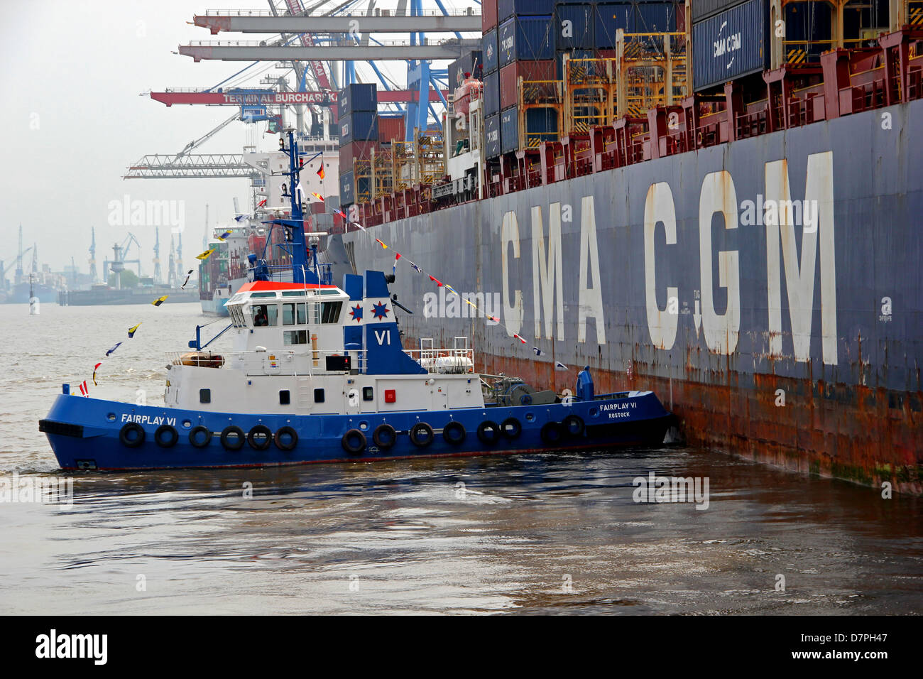 Schlepper-Boot-Operationen im Hamburger Hafen Stockfotografie - Alamy