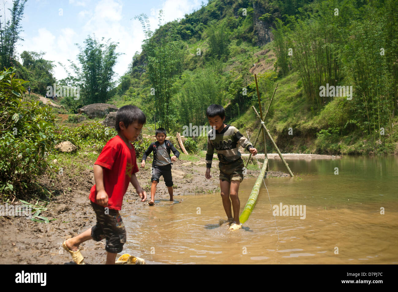 Sapa Region, Vietnam - Kinder spielen am Fluss Stockfotografie - Alamy
