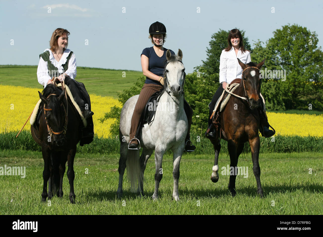 Three women riding horse -Fotos und -Bildmaterial in hoher Auflösung ...