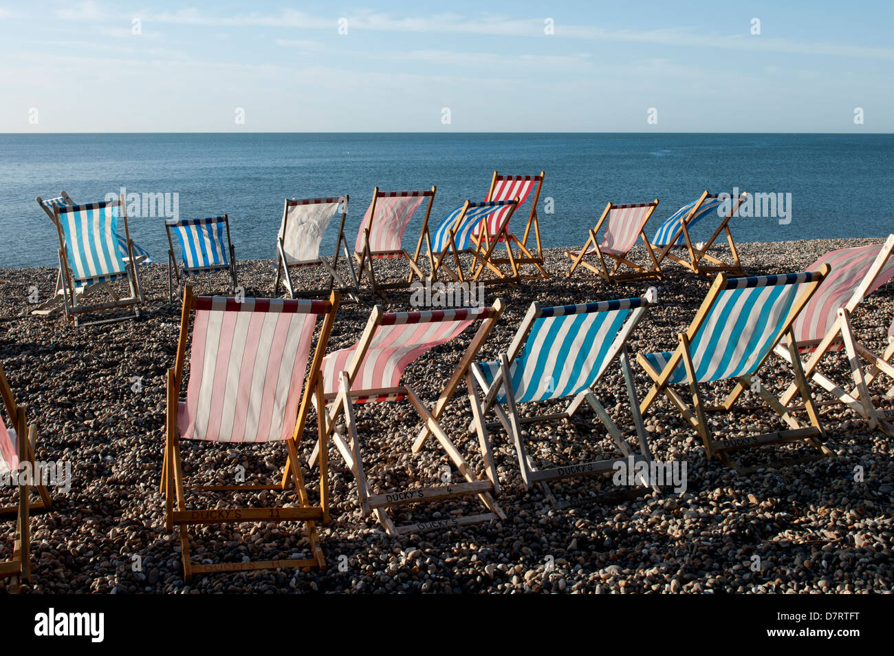 Liegestühle am Strand, Bier, Devon, England, UK Stockfotografie - Alamy